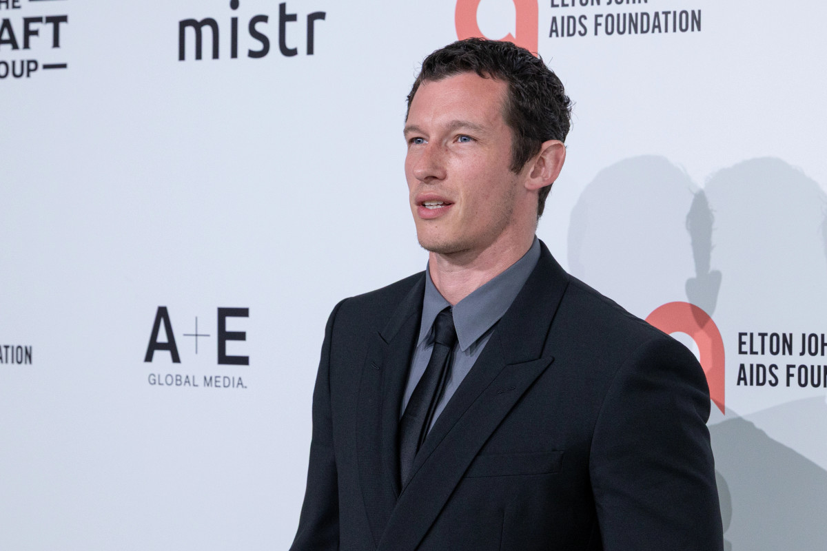 Callum Turner reagon ndaj raportimeve për rolin e James Bondit - KOHA.net