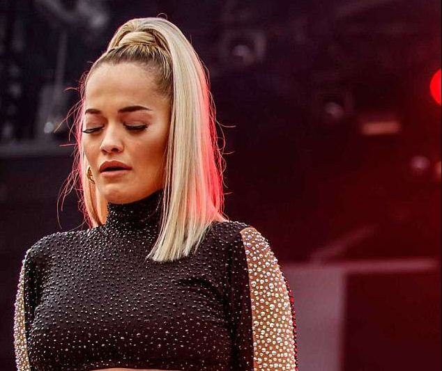 Rita Ora qan derisa mban një minutë heshtje për Aviciin - KOHA.net