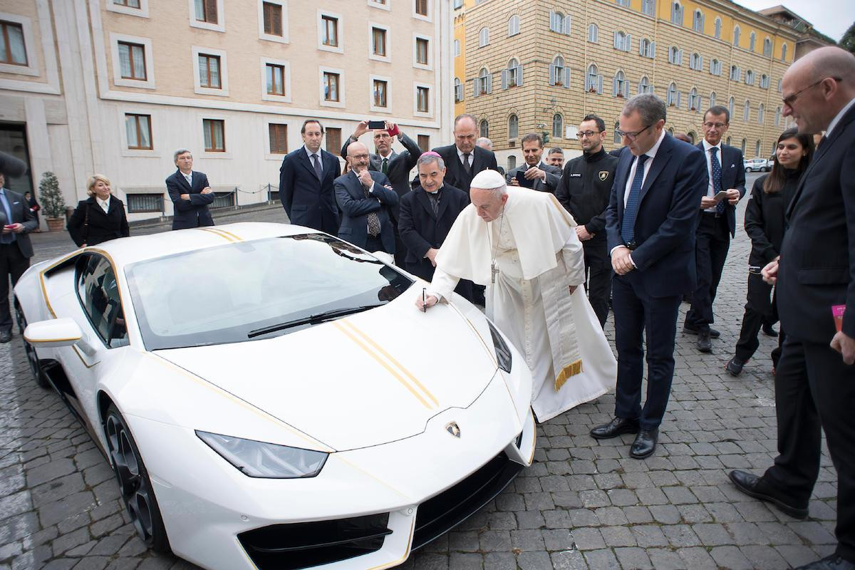 Pope Francis' Lamborghini Huracan is for sale - KOHA.net