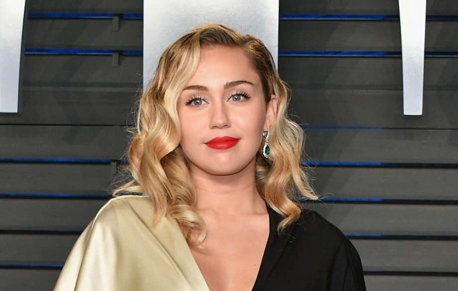 Miley Cyrus i regjistron tri këngë të reja - KOHA.net