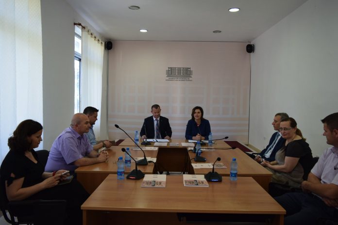 El Instituto de Historia "Ali Hadri" de Prishtina recibe el archivo de ...